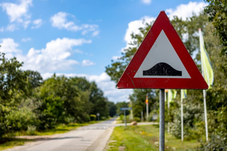 Qu'est-ce qu'une route à accès réglementé?